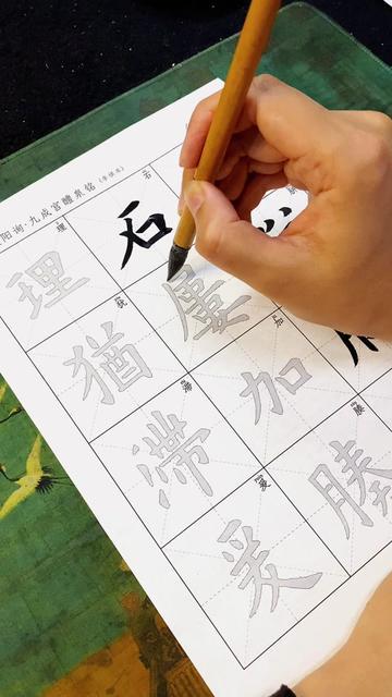 .纸,不认识的字有简体标注和拼音,练字的同时还能认字