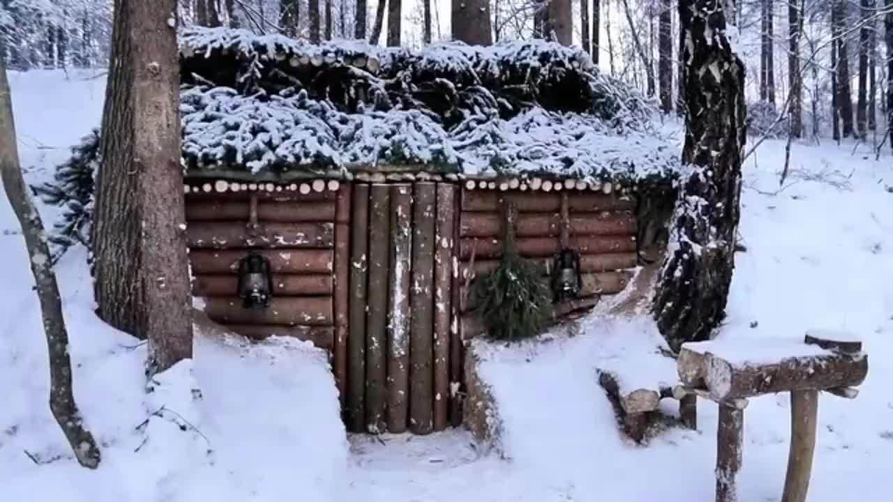 小伙野外求生遇暴雪封山,加急通宵砍伐树枝