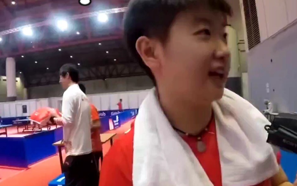 孙颖莎二队教练张琴评价莎莎:有天赋又专注乒乓球,打球很聪明!