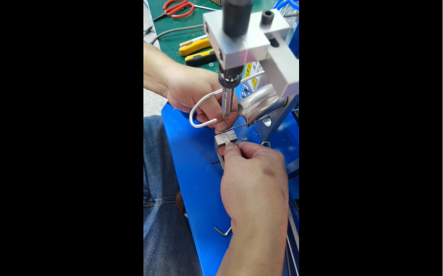 LED灯条电源线半自动焊接