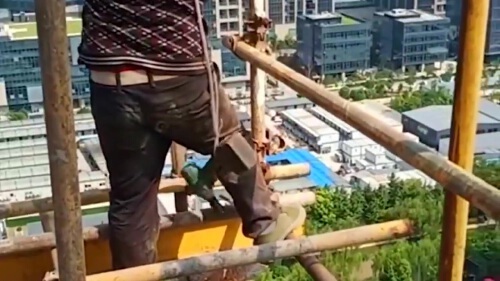 安全措施就是身后那根简简单单的绳子,农村高空施工就是这样,看着就...