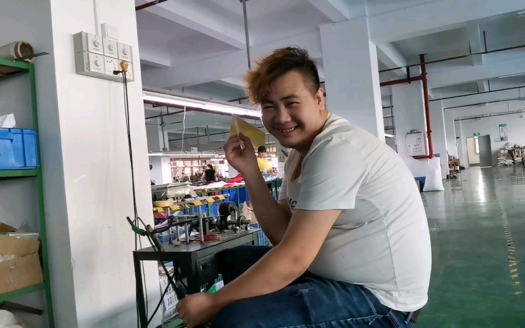 实拍:一个视频带你了解如今的血汗工厂,看看打工仔们上班时的各种“...