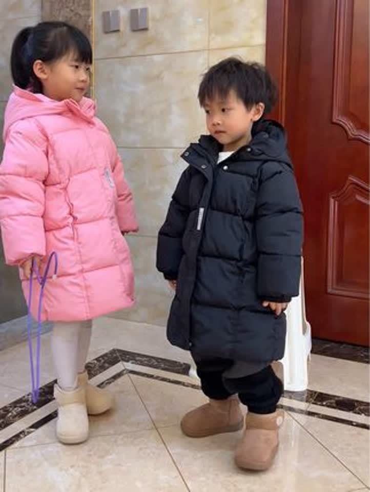 ...俩表演一个不一样的小提琴#用小孩屁股代替小提琴 #谁还不会个乐器...