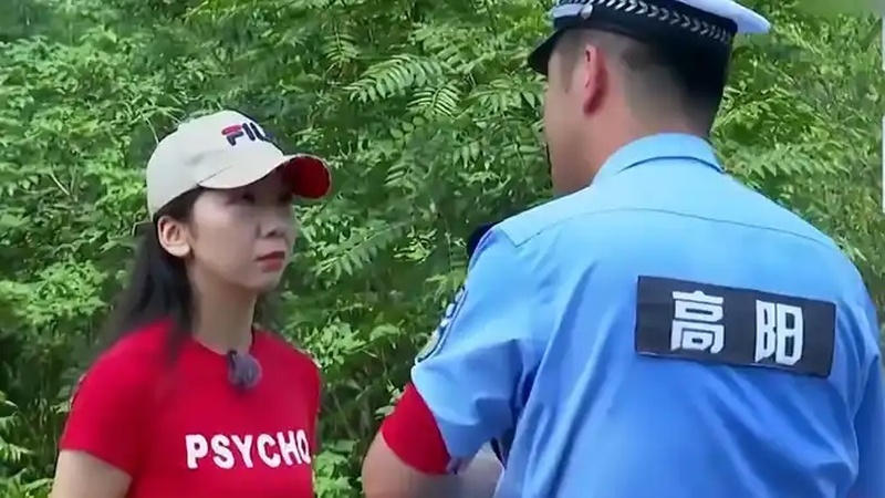 美女骑电动车上路,却因超标被交警扣车,能生产不能上路?丨警察