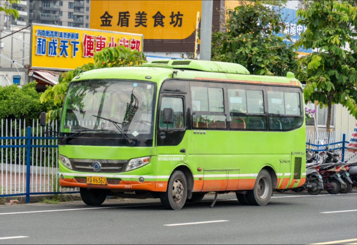 搭载东风南充发动机,江淮底盘,气动门声音大的吓人的申龙小玩具龙-...