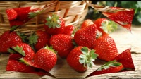 草莓含有叶酸,鞣花酸,维生素B5和B6,这有助于防止你的头发稀疏与脱落