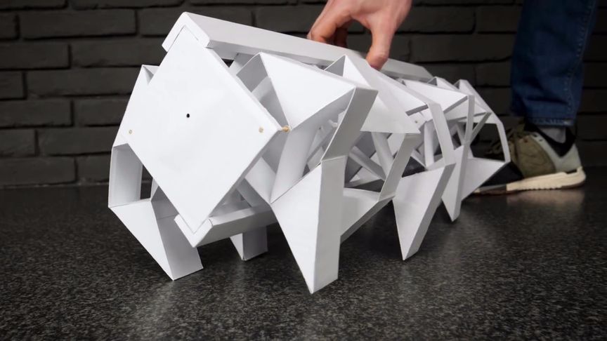 手工牛人用简单的纸板制作仿生步行机器人,这要加上电动机还得了