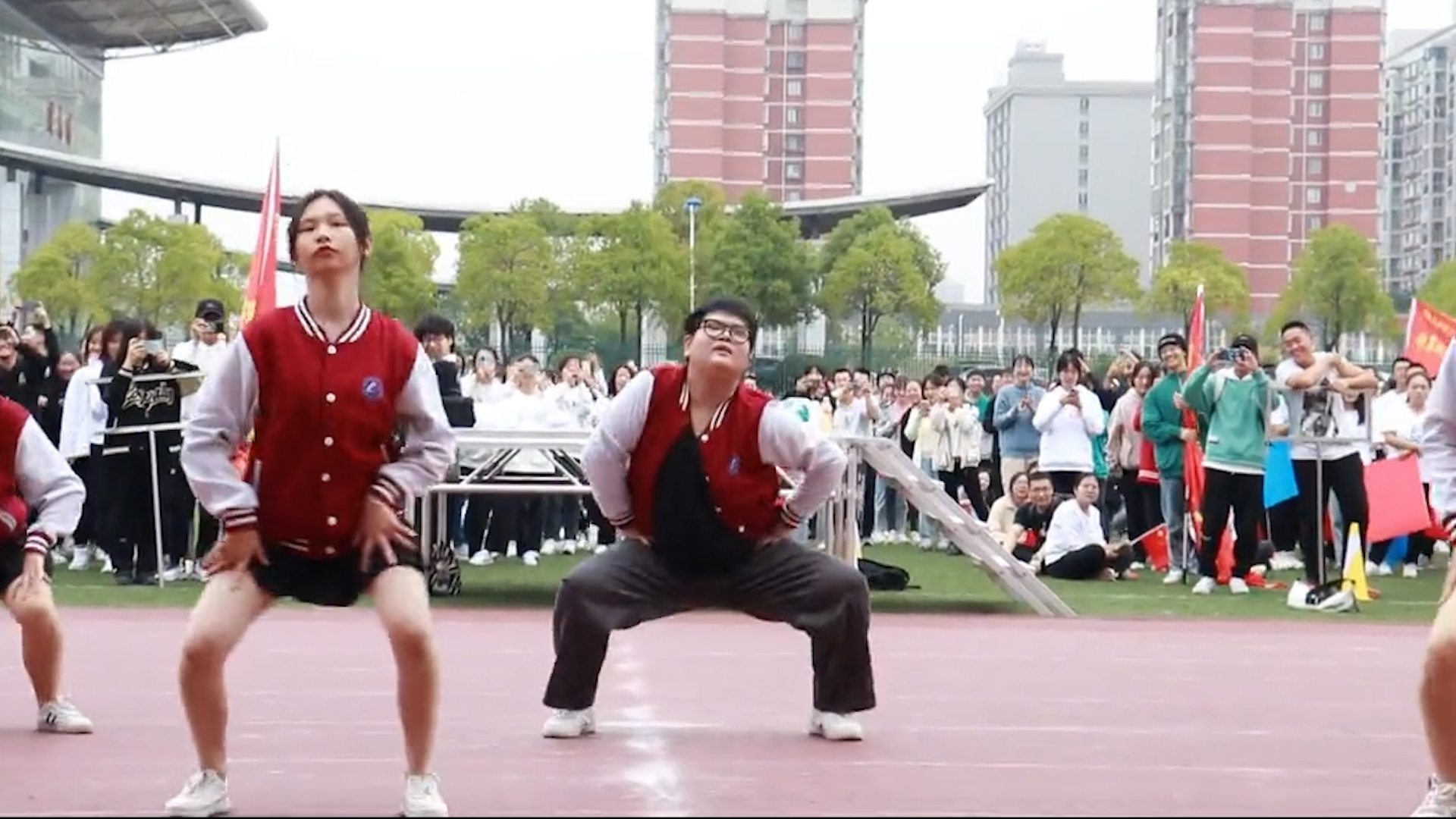 运动会开幕式上,一男生与女生齐跳女团舞,妖娆舞姿使全场沸腾