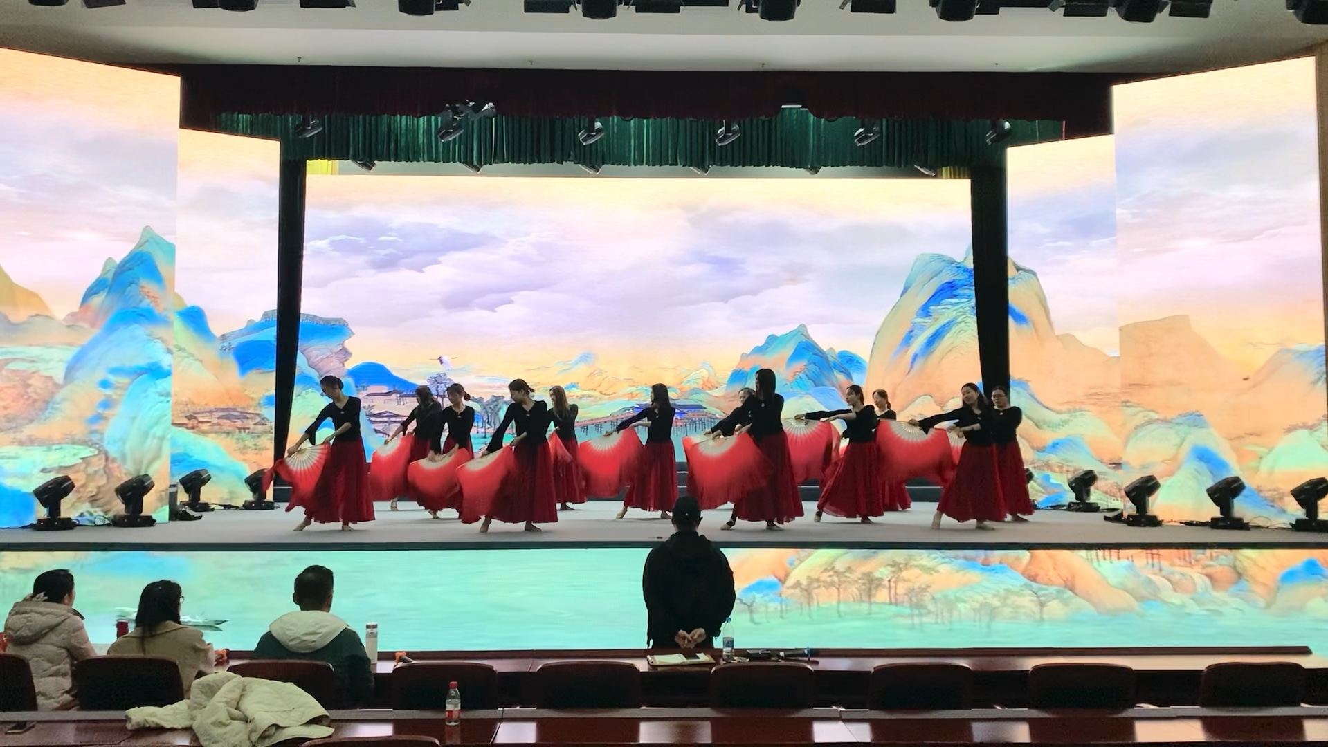 年会群舞《万疆》,超美扇子舞蹈,现场超亮眼