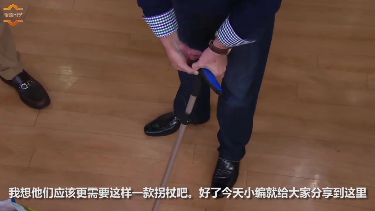 外国大叔发明高科技拐杖,老人再也不用弯腰捡东西了,过年送父母