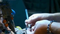 军媒播出叛逃外国的国家涉密工作人员机场被捕画面,看看他们被捕时...