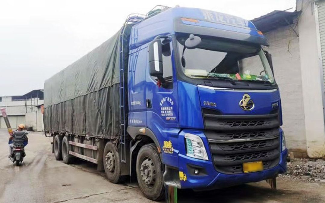 实拍柳汽乘龙H7后八轮载货车,它的货厢有啥特色你知道吗?