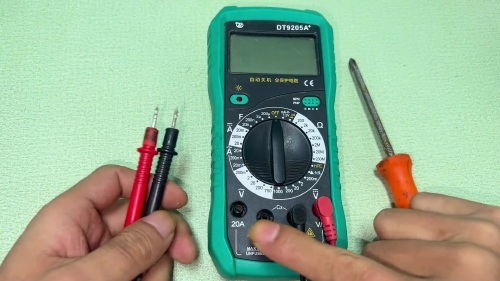 万用表仅用两根表笔,却凭什么拥有四个插孔?它们的神秘作用是什么?