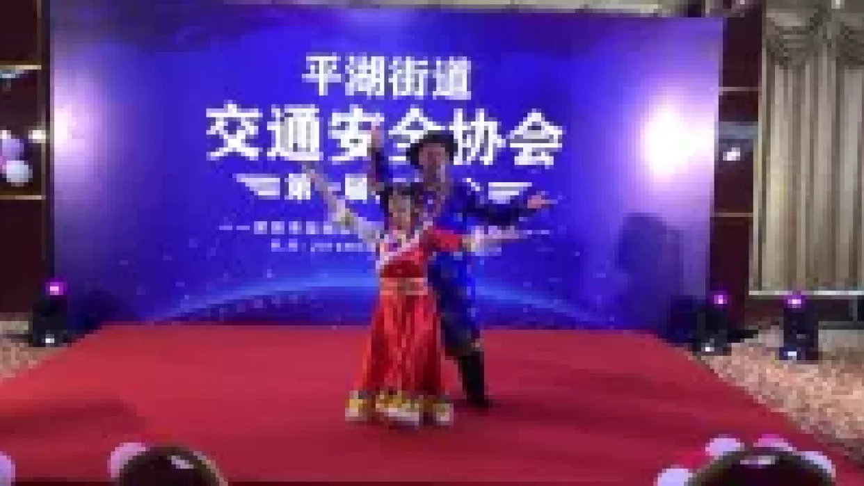 深圳市龙岗区平湖街道凤凰山乐友歌唱团宣传平湖交通安全大会表演唱...