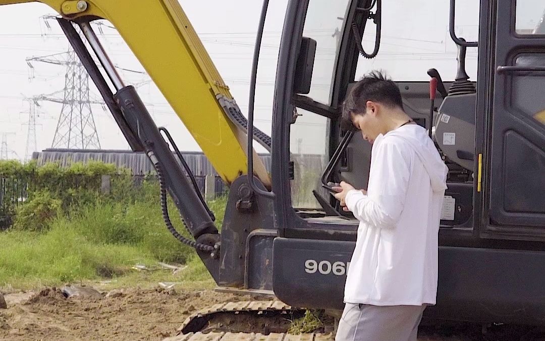 挖掘机鹰嘴臂和破碎锤,到底哪个更好用?