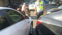 拐弯车与直行车相撞,责任怎么判?交警:这3种情况直行全责