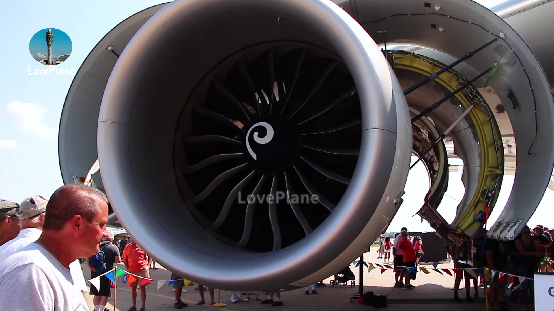 【OSH】美国奥什科什航展 F35肥电和螺旋桨老机编队 皮卡车推F15...