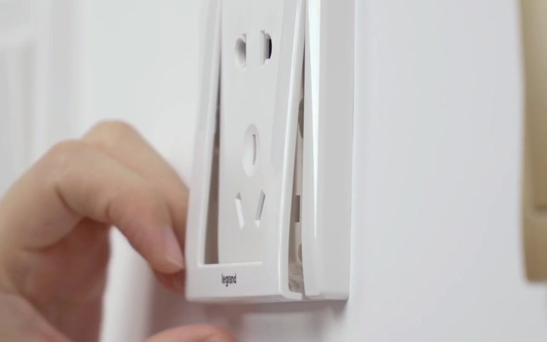 解锁隐藏设计,轻撬底部卡扣才能安装,既不怕面板丢失螺丝也不外露,...