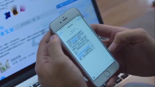 爱是:前妻刷爆信用卡,以为前夫还宠她,下秒前夫就改密码