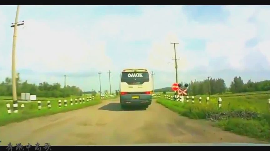 火车撞汽车集锦,货车:我终于碰到对手了