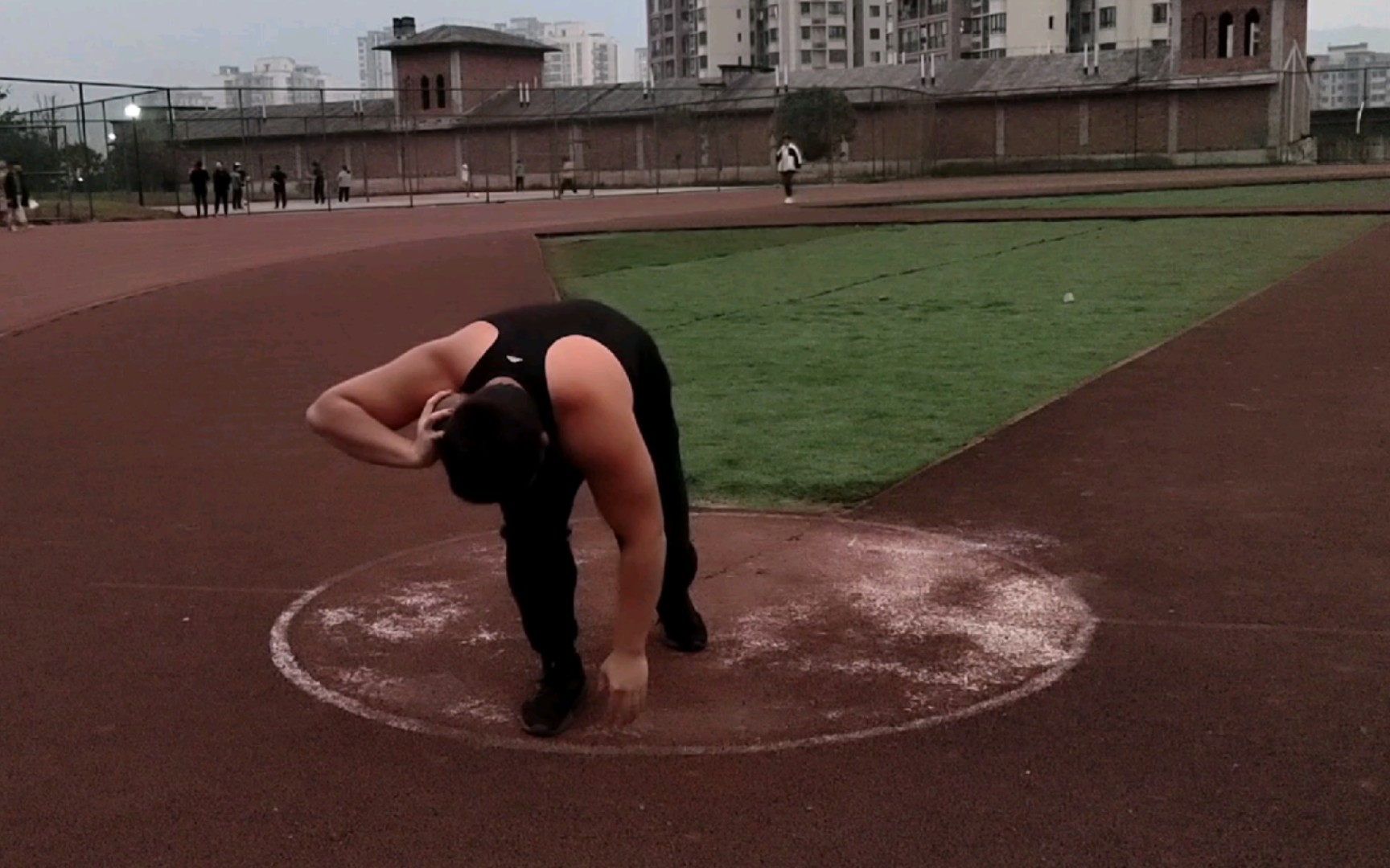 铅球训练干货!某大佬对本人原地动作的分析,可供参考!终于稍微有些...