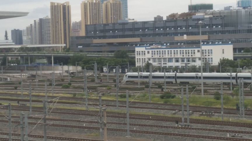 CRH1A型动车组到达成都东站