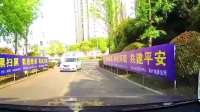 交通事故:开车从出辅道到主道,最怕逆行电动车