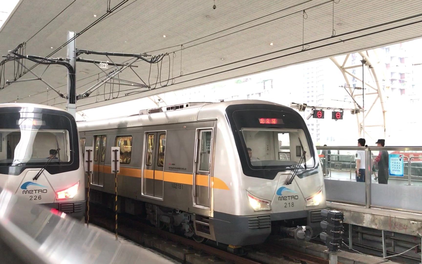 成都地铁二号线 地铁列车犀浦站出站