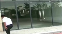 小伙花了好几万打造的玻璃,老板一个石头砸了过去,一点也不心疼啊!