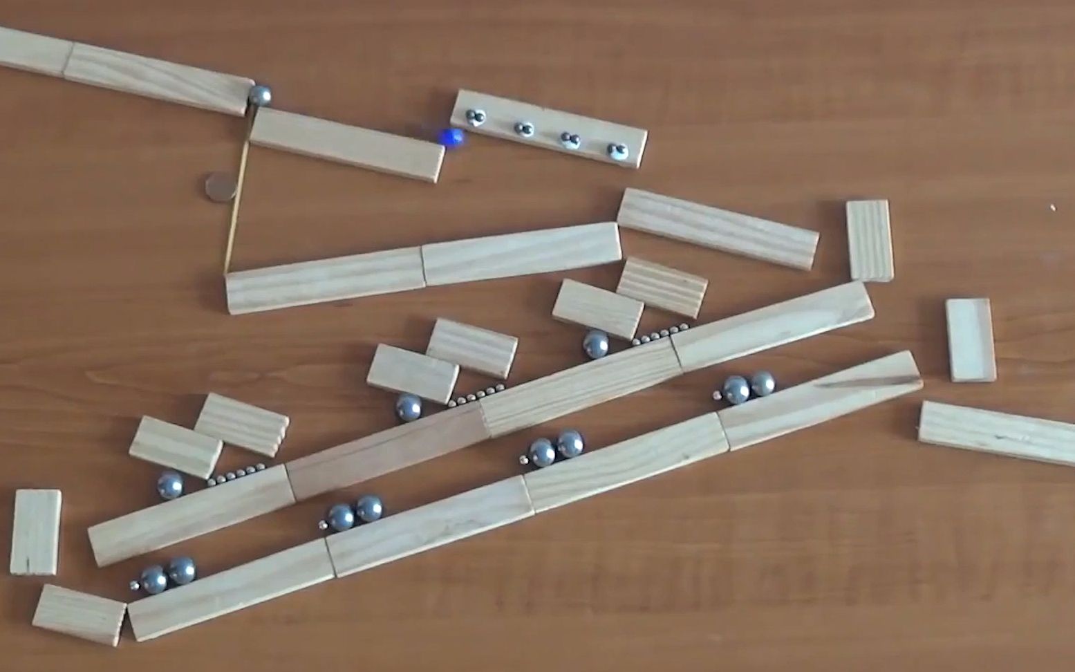 弹珠和磁铁多米诺的创意连锁反应视频