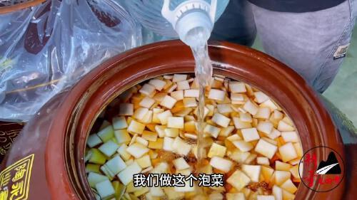 湖南小伙卖贵族萝卜皮,萝卜需坐空调车,1500一把刨皮刀去皮,牛