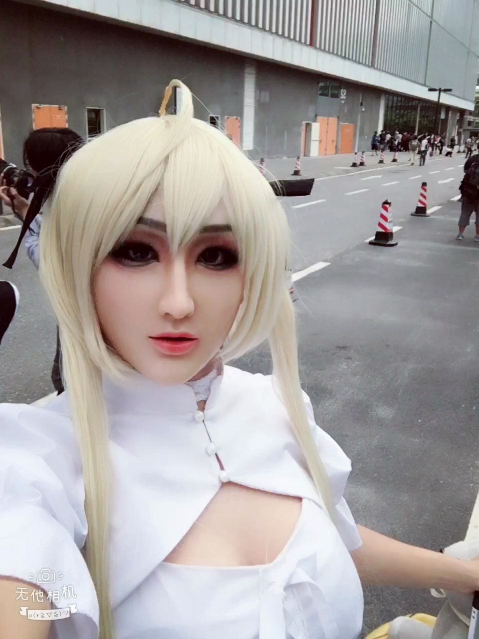 参加动漫展带上美女硅胶面具头套的小哥哥秒变小姐姐