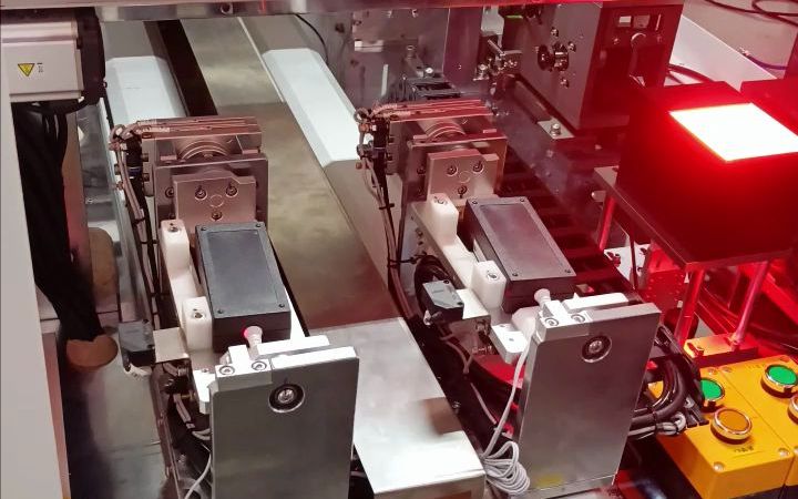 电源适配器自动贴标机 外置电源自动贴铭牌设备 笔记本电脑全自动...