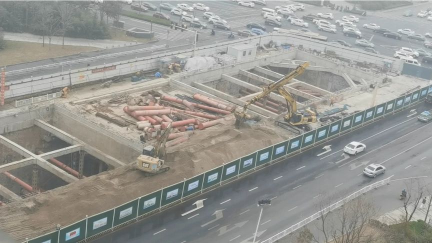 二个女司机操纵不同的挖掘机,在协调作业,施工组织设计很重要