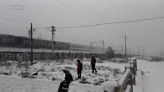 HXD3C牵引刷蓝25K列车K758通过包头东站