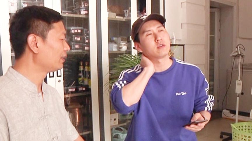 常玩手机坏处多,肩颈酸痛有妙招,只需两个穴位就能轻轻松松搞定