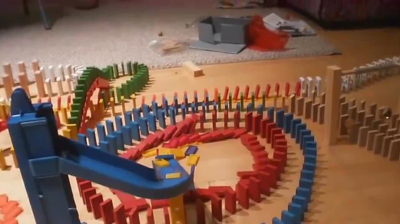 神奇的多米诺骨牌视频精彩瞬间合集,看着好爽!