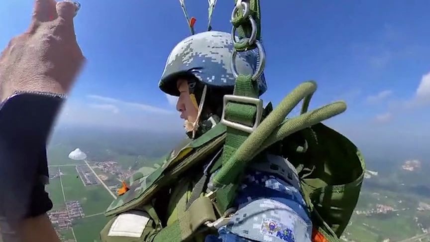 【千里跨域,临空一跃】空降兵学员近距离教你如何操作降落伞!