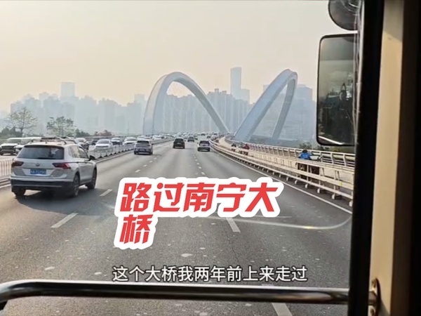 乘坐南宁117路公交车,欣赏一下沿途的风景