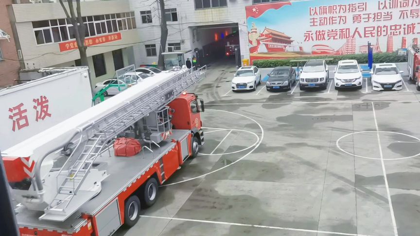 又是这种警,登高车,抢险救援车携带安全气垫安全绳,破拆工具