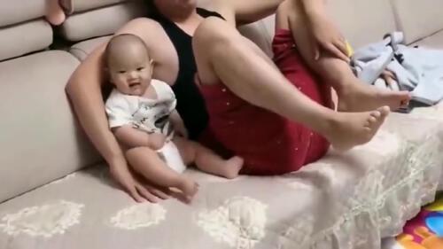 一看这孩子就是亲生的,看电视的动作都一模一样,爷俩让我都有些无语!