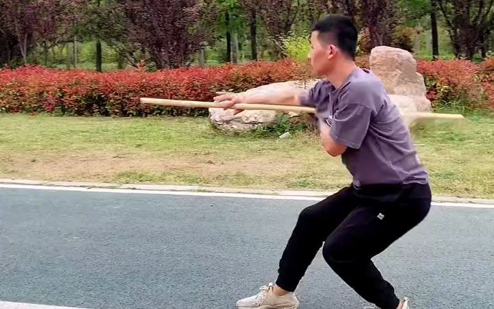 【武术】今天教大家学初级棍术前五个动作,简单易学