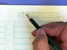 刚学写字规范很重要 一年级小朋友学写数字2