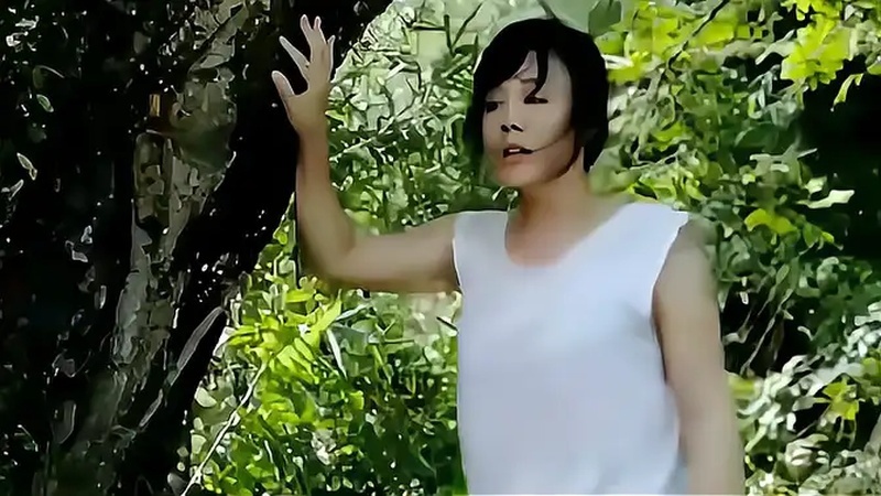 离你有多远:小伙脸都不要了大姐年纪都够做你妈了,装什么可怜