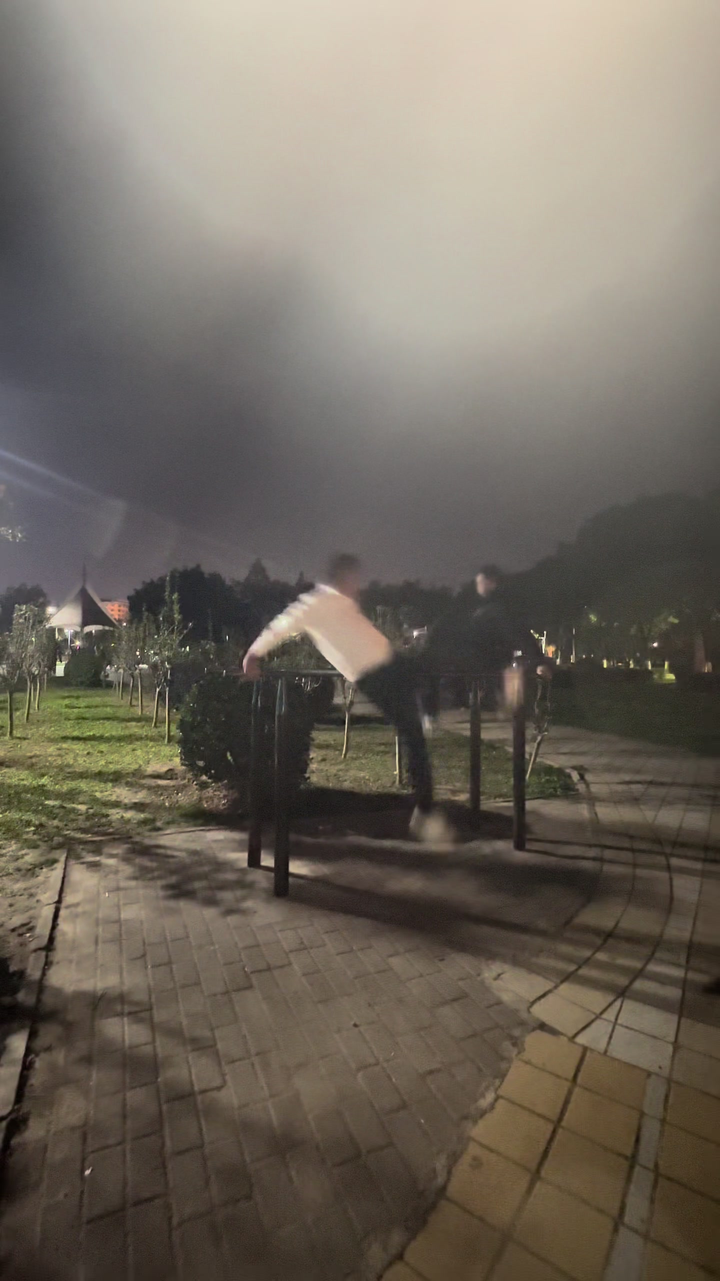 ...看看这两人的“人体工程学”和“核心稳定性”达标不?这个“支撑...