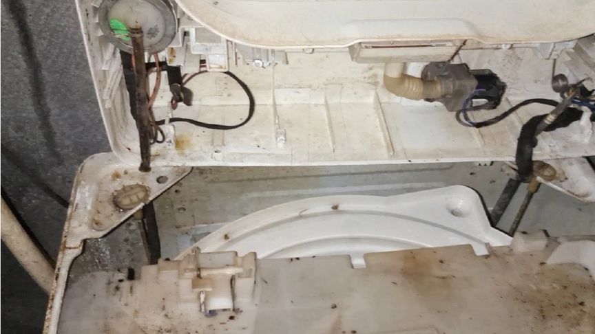 洗衣机不进水就一直转,一般都是水位传感器出问题了,换了就好了