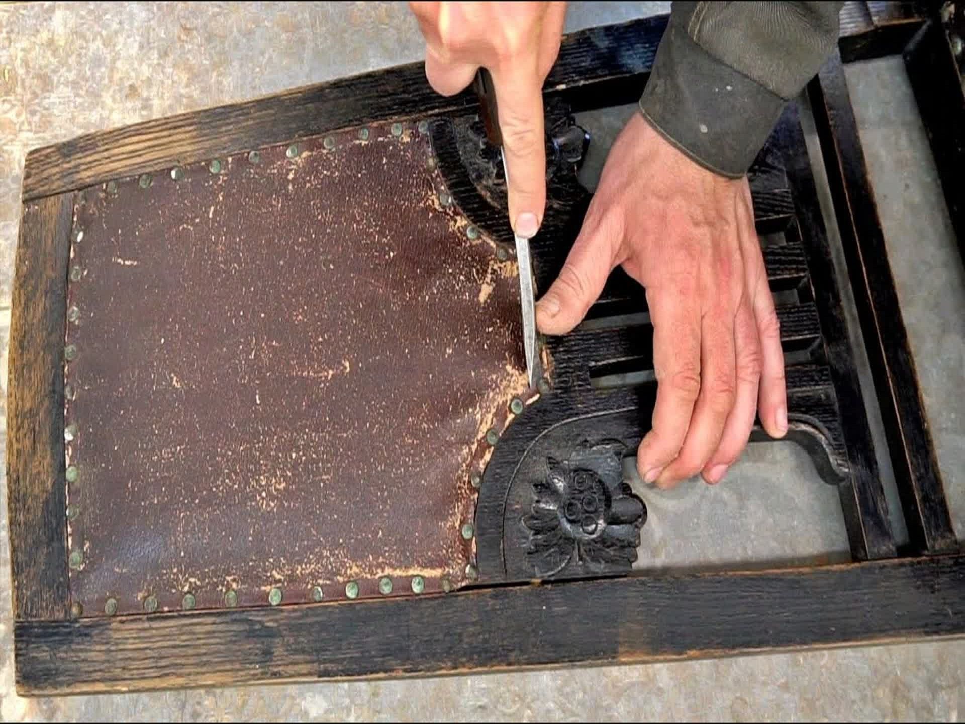 1907年的古董木椅,专业将其古典修复,学会这手艺一天能轻松挣7.800