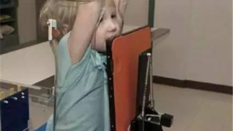 父母把自己的孩子塞进试管中,网友非常气愤,都说父母太狠