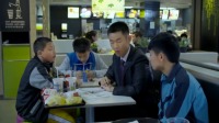 大学毕业生找不到工作,在快餐店帮初中生写作业,报酬令人发笑
