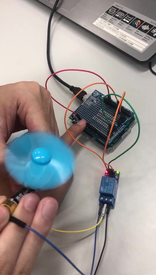 使用继电器控制电机